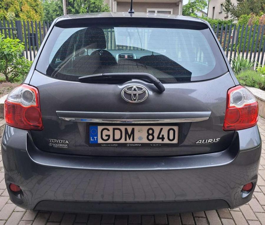 Grey Toyota Auris 2012 in Klaipeda, with an engine capacity of 1.60 L and mileage of 150 thousand km for 6500 €, photo 5 on AUTOMOTO.COM.LV