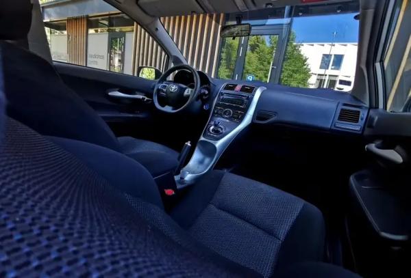 Grey Toyota Auris 2012 in Riga, with an engine capacity of 1.80 L and mileage of 220 thousand km for 7490 €, photo 9 on AUTOMOTO.COM.LV