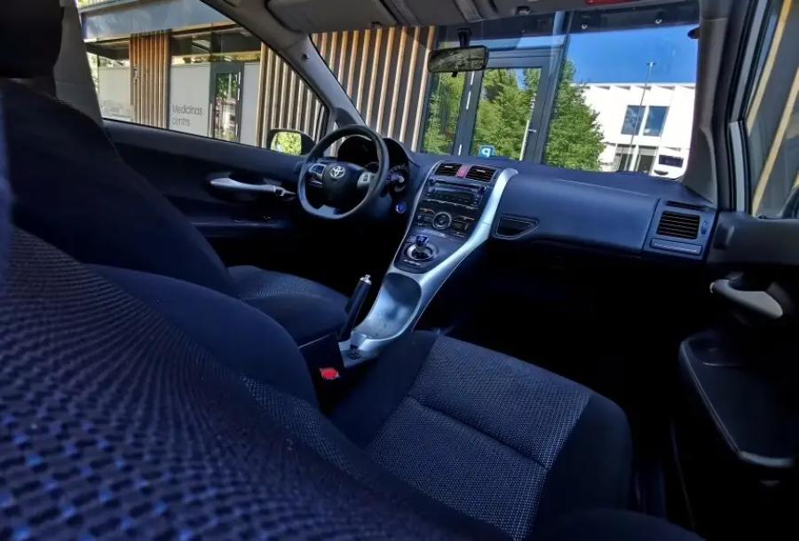 Pelēks Toyota Auris 2012 Rīga, ar dzinēja tilpumu 1.80 L un nobraukumu 220 tūkst. km par 7490 €, foto 10 vietnē AUTOMOTO.COM.LV