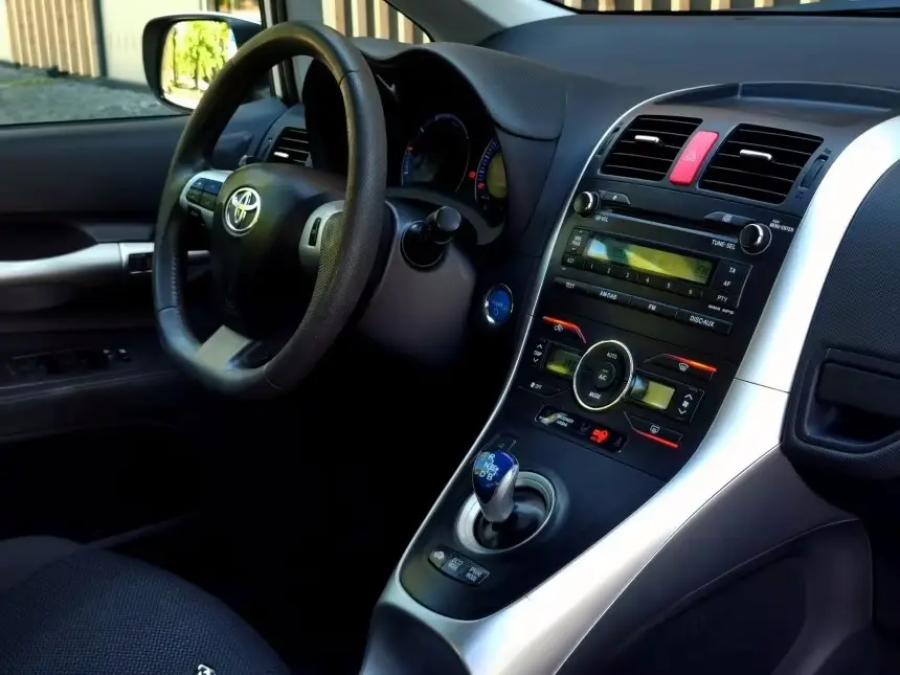 Pelēks Toyota Auris 2012 Rīga, ar dzinēja tilpumu 1.80 L un nobraukumu 220 tūkst. km par 7490 €, foto 12 vietnē AUTOMOTO.COM.LV