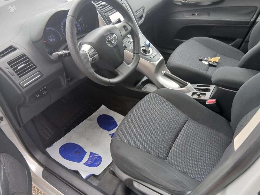 Grey Toyota Auris 2012 in Vilnius, with an engine capacity of 1.80 L and mileage of 112 thousand km for 6450 €, photo 11 on AUTOMOTO.COM.LV