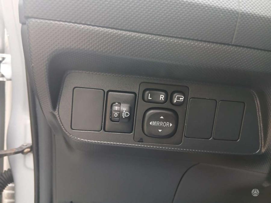 Grey Toyota Auris 2012 in Vilnius, with an engine capacity of 1.80 L and mileage of 112 thousand km for 6450 €, photo 16 on AUTOMOTO.COM.LV