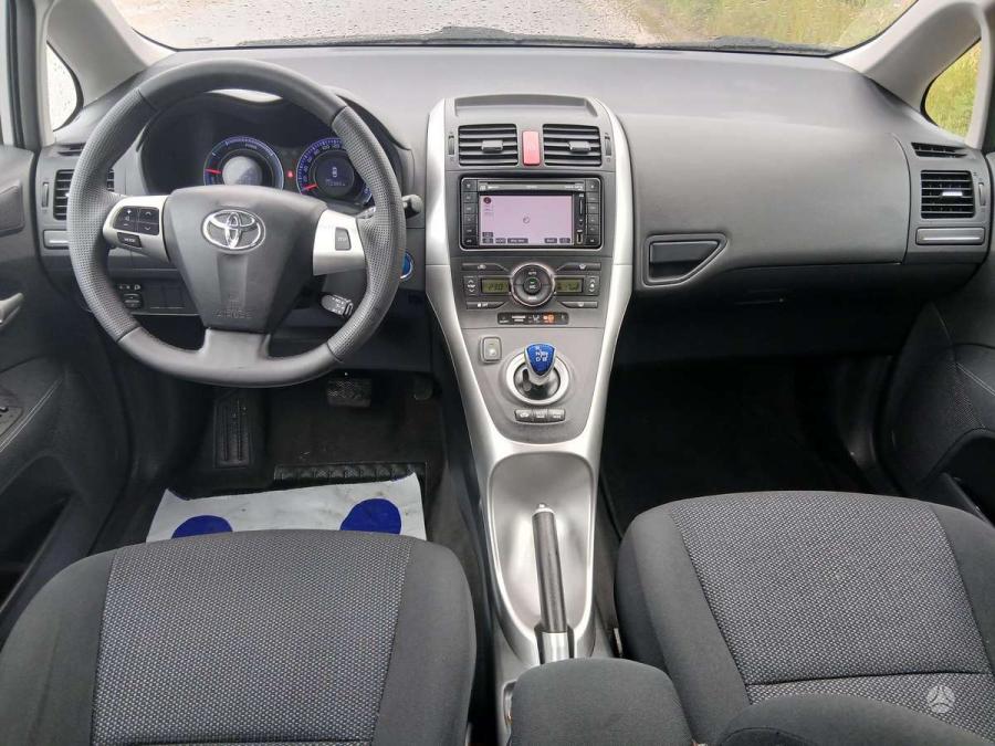Grey Toyota Auris 2012 in Vilnius, with an engine capacity of 1.80 L and mileage of 112 thousand km for 6450 €, photo 17 on AUTOMOTO.COM.LV