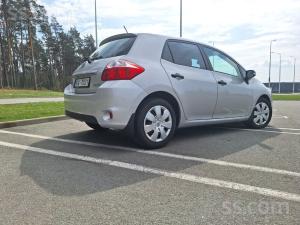 Pelēks Toyota Auris 2012 Rīga, ar dzinēja tilpumu 1.40 L un nobraukumu 136 tūkst. km par 5000 €, foto  vietnē AUTOMOTO.COM.LV