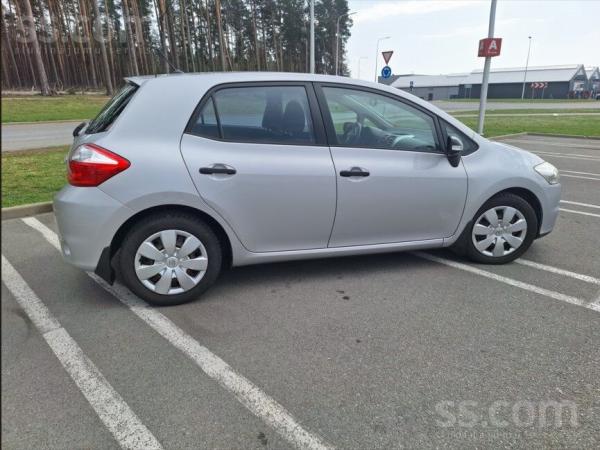 Grey Toyota Auris 2012 in Riga, with an engine capacity of 1.40 L and mileage of 136 thousand km for 5000 €, photo 2 on AUTOMOTO.COM.LV