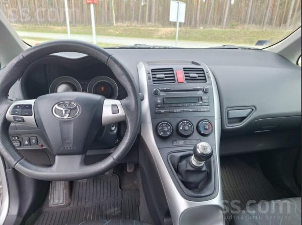 Grey Toyota Auris 2012 in Riga, with an engine capacity of 1.40 L and mileage of 136 thousand km for 5000 €, photo 3 on AUTOMOTO.COM.LV