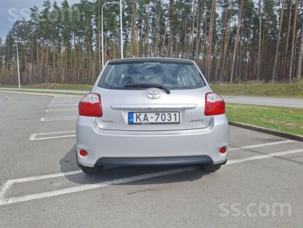 Grey Toyota Auris 2012 in Riga, with an engine capacity of 1.40 L and mileage of 136 thousand km for 5000 €, photo 4 on AUTOMOTO.COM.LV