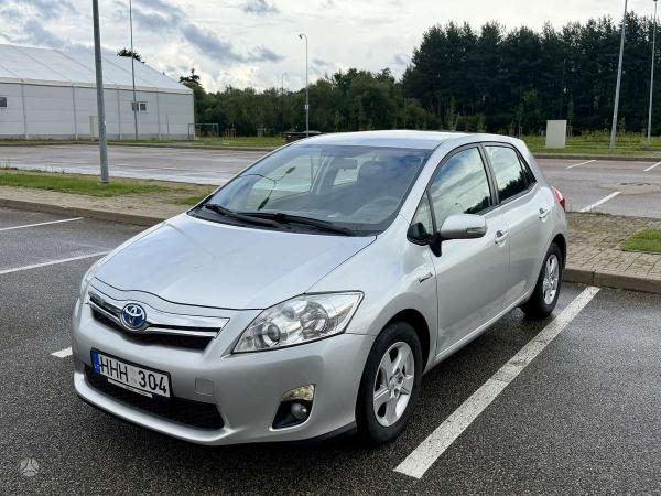 Pelēks Toyota Auris 2012 Viļņa, ar dzinēja tilpumu 1.80 L un nobraukumu 152 tūkst. km par 5950 €, foto 2 vietnē AUTOMOTO.COM.LV