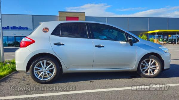 Grey Toyota Auris 2012 in Tartu, with an engine capacity of 1.60 L and mileage of 186 thousand km for 2900 €, photo 3 on AUTOMOTO.COM.LV