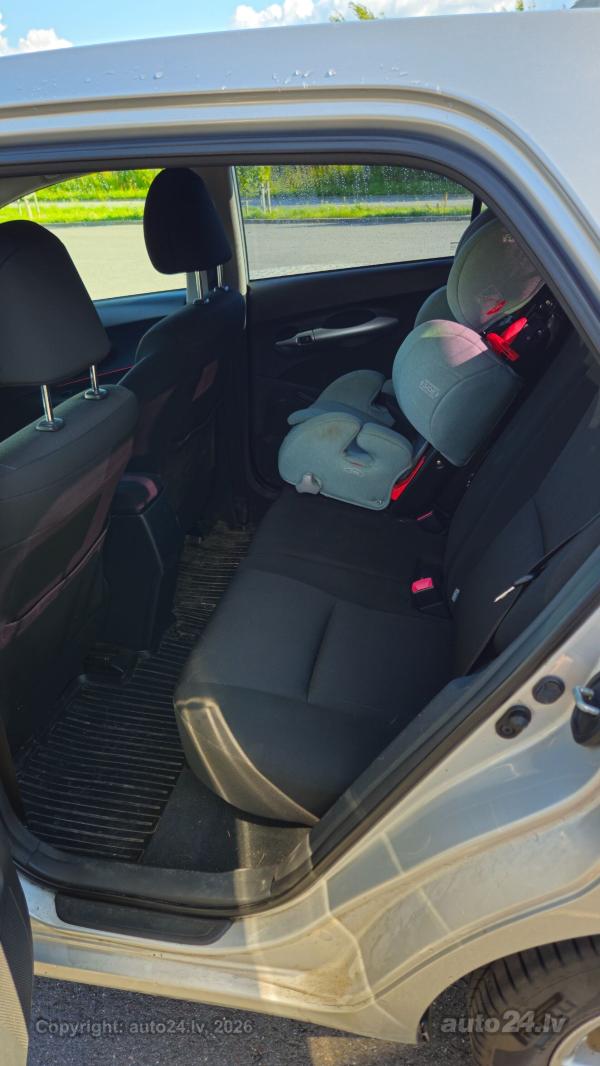 Grey Toyota Auris 2012 in Tartu, with an engine capacity of 1.60 L and mileage of 186 thousand km for 2900 €, photo 6 on AUTOMOTO.COM.LV