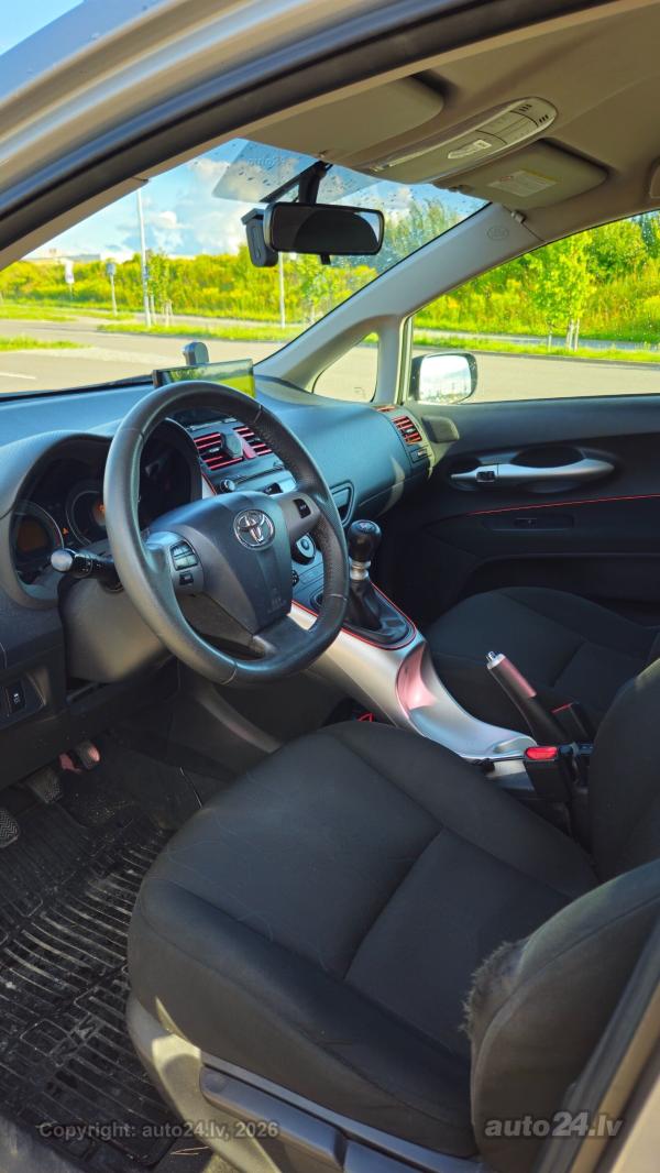 Grey Toyota Auris 2012 in Tartu, with an engine capacity of 1.60 L and mileage of 186 thousand km for 2900 €, photo 9 on AUTOMOTO.COM.LV