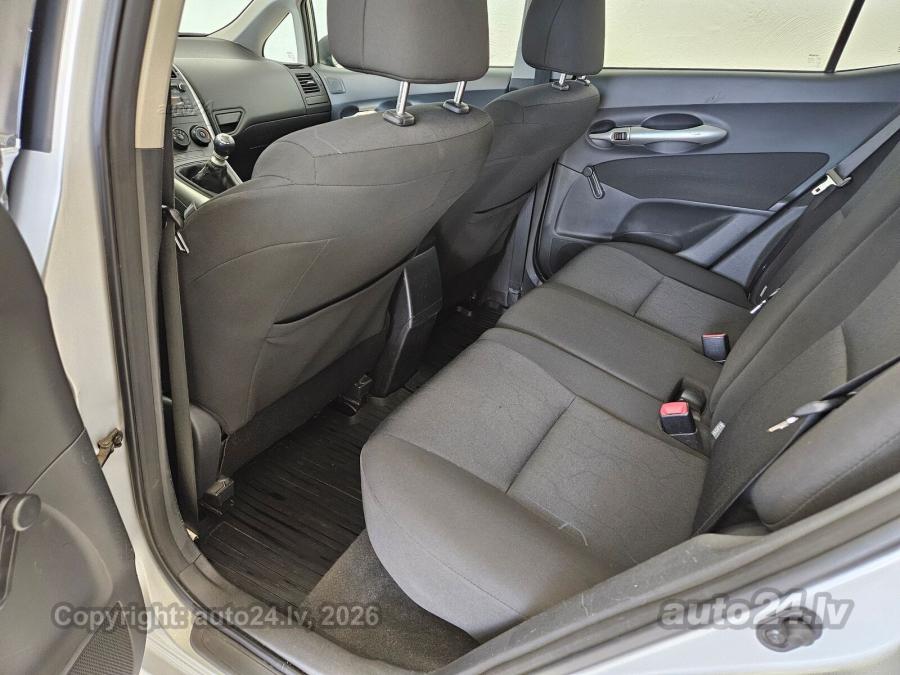 Pelēks Toyota Auris 2012 Rakvere, ar dzinēja tilpumu 1.60 L un nobraukumu 254 tūkst. km par 4890 €, foto 14 vietnē AUTOMOTO.COM.LV