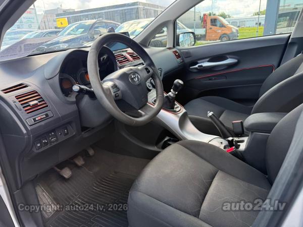 Grey Toyota Auris 2012 in Tallinn, with an engine capacity of 1.60 L and mileage of 186 thousand km for 4490 €, photo 5 on AUTOMOTO.COM.LV