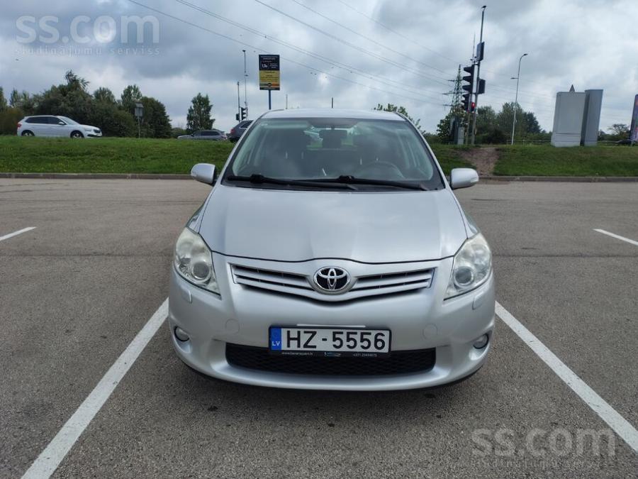 Grey Toyota Auris 2012 in Riga, with an engine capacity of 1.60 L and mileage of 179 thousand km for 5500 €, photo 1 on AUTOMOTO.COM.LV