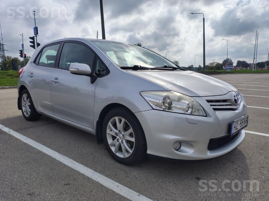 Grey Toyota Auris 2012 in Riga, with an engine capacity of 1.60 L and mileage of 179 thousand km for 5500 €, photo 9 on AUTOMOTO.COM.LV