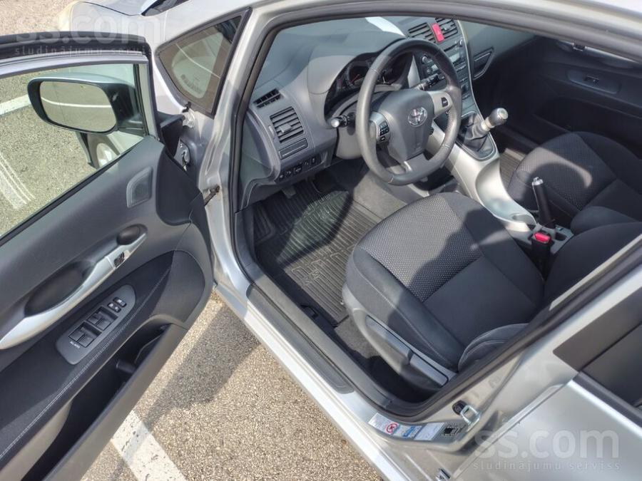 Grey Toyota Auris 2012 in Riga, with an engine capacity of 1.60 L and mileage of 179 thousand km for 5500 €, photo 13 on AUTOMOTO.COM.LV