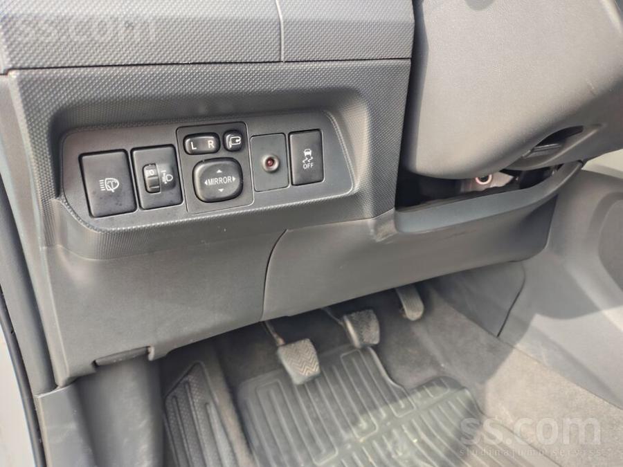 Grey Toyota Auris 2012 in Riga, with an engine capacity of 1.60 L and mileage of 179 thousand km for 5500 €, photo 14 on AUTOMOTO.COM.LV