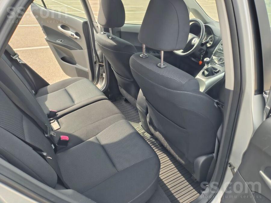 Grey Toyota Auris 2012 in Riga, with an engine capacity of 1.60 L and mileage of 179 thousand km for 5500 €, photo 15 on AUTOMOTO.COM.LV