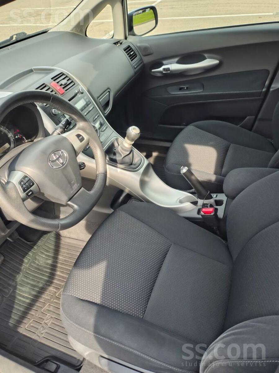 Grey Toyota Auris 2012 in Riga, with an engine capacity of 1.60 L and mileage of 179 thousand km for 5500 €, photo 20 on AUTOMOTO.COM.LV