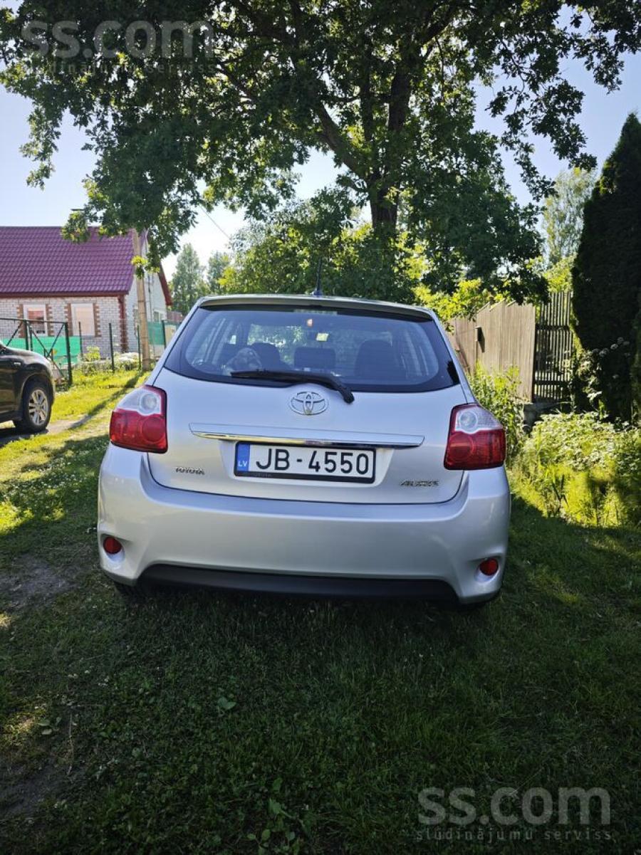 Pelēks Toyota Auris 2012 Rīga, ar dzinēja tilpumu 1.60 L un nobraukumu 246 tūkst. km par 5500 €, foto 3 vietnē AUTOMOTO.COM.LV