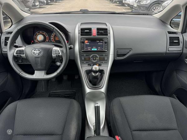 Pelēks Toyota Auris 2012 Viļņa, ar dzinēja tilpumu 2.00 L un nobraukumu 212 tūkst. km par 3490 €, foto 3 vietnē AUTOMOTO.COM.LV