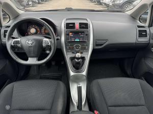 Pelēks Toyota Auris 2012 Viļņa, ar dzinēja tilpumu 2.00 L un nobraukumu 212 tūkst. km par 3490 €, foto 3 vietnē AUTOMOTO.COM.LV