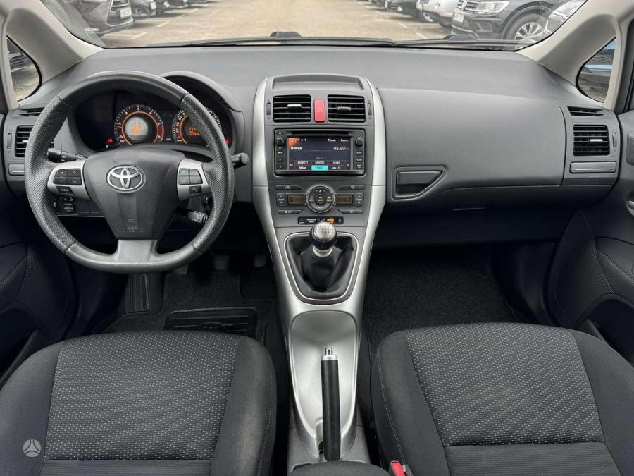 Pelēks Toyota Auris 2012 Viļņa, ar dzinēja tilpumu 2.00 L un nobraukumu 212 tūkst. km par 3490 €, foto 3 vietnē AUTOMOTO.COM.LV