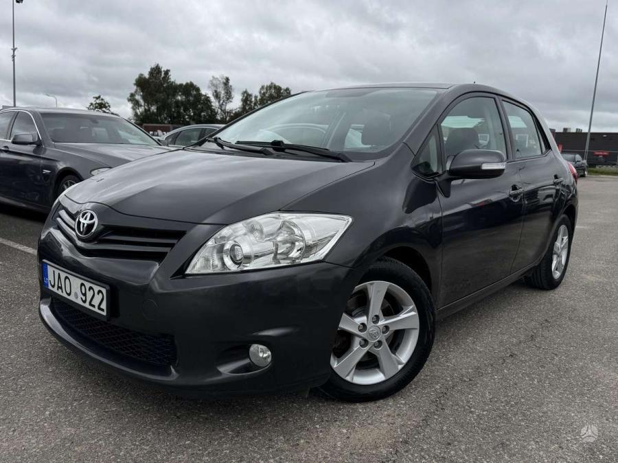 Pelēks Toyota Auris 2012 Viļņa, ar dzinēja tilpumu 2.00 L un nobraukumu 212 tūkst. km par 3490 €, foto 4 vietnē AUTOMOTO.COM.LV