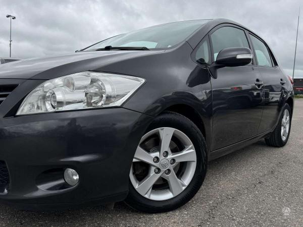 Pelēks Toyota Auris 2012 Viļņa, ar dzinēja tilpumu 2.00 L un nobraukumu 212 tūkst. km par 3490 €, foto 5 vietnē AUTOMOTO.COM.LV