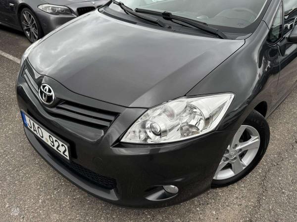 Pelēks Toyota Auris 2012 Viļņa, ar dzinēja tilpumu 2.00 L un nobraukumu 212 tūkst. km par 3490 €, foto 6 vietnē AUTOMOTO.COM.LV
