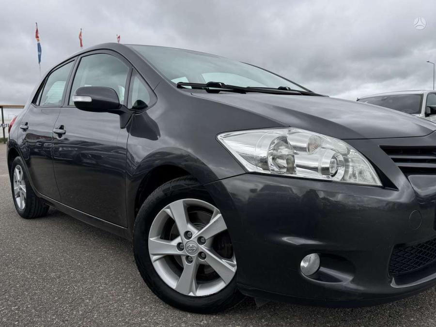 Pelēks Toyota Auris 2012 Viļņa, ar dzinēja tilpumu 2.00 L un nobraukumu 212 tūkst. km par 3490 €, foto 8 vietnē AUTOMOTO.COM.LV