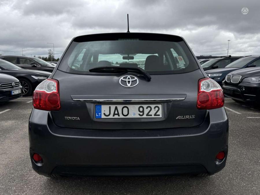 Pelēks Toyota Auris 2012 Viļņa, ar dzinēja tilpumu 2.00 L un nobraukumu 212 tūkst. km par 3490 €, foto 10 vietnē AUTOMOTO.COM.LV