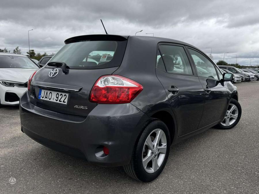 Pelēks Toyota Auris 2012 Viļņa, ar dzinēja tilpumu 2.00 L un nobraukumu 212 tūkst. km par 3490 €, foto 13 vietnē AUTOMOTO.COM.LV