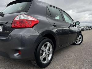 Pelēks Toyota Auris 2012 Viļņa, ar dzinēja tilpumu 2.00 L un nobraukumu 212 tūkst. km par 3490 €, foto 14 vietnē AUTOMOTO.COM.LV
