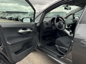 Pelēks Toyota Auris 2012 Viļņa, ar dzinēja tilpumu 2.00 L un nobraukumu 212 tūkst. km par 3490 €, foto 16 vietnē AUTOMOTO.COM.LV