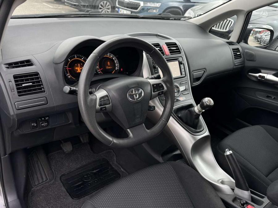 Pelēks Toyota Auris 2012 Viļņa, ar dzinēja tilpumu 2.00 L un nobraukumu 212 tūkst. km par 3490 €, foto 18 vietnē AUTOMOTO.COM.LV