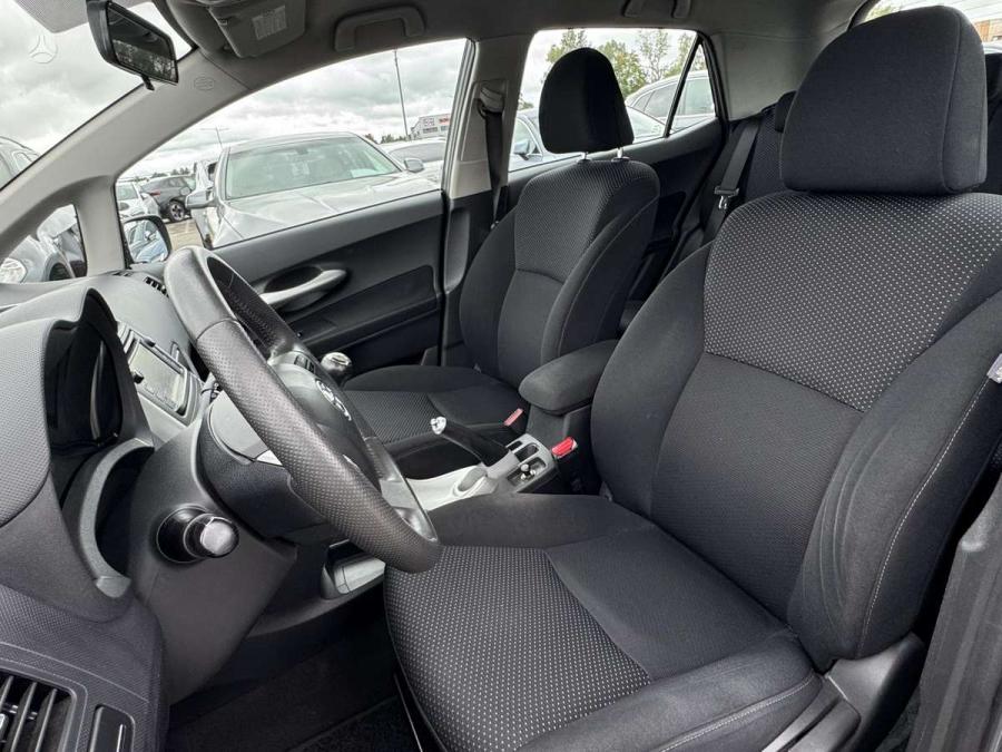 Pelēks Toyota Auris 2012 Viļņa, ar dzinēja tilpumu 2.00 L un nobraukumu 212 tūkst. km par 3490 €, foto 19 vietnē AUTOMOTO.COM.LV