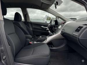 Pelēks Toyota Auris 2012 Viļņa, ar dzinēja tilpumu 2.00 L un nobraukumu 212 tūkst. km par 3490 €, foto 23 vietnē AUTOMOTO.COM.LV