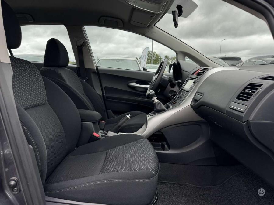 Pelēks Toyota Auris 2012 Viļņa, ar dzinēja tilpumu 2.00 L un nobraukumu 212 tūkst. km par 3490 €, foto 23 vietnē AUTOMOTO.COM.LV