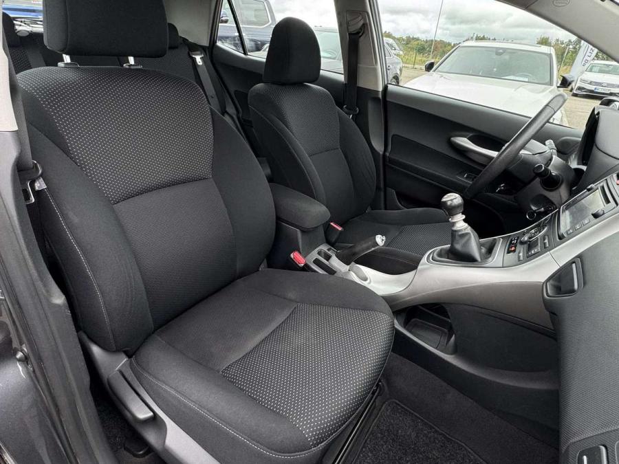 Pelēks Toyota Auris 2012 Viļņa, ar dzinēja tilpumu 2.00 L un nobraukumu 212 tūkst. km par 3490 €, foto 24 vietnē AUTOMOTO.COM.LV