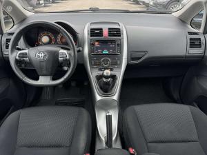 Pelēks Toyota Auris 2012 Viļņa, ar dzinēja tilpumu 2.00 L un nobraukumu 212 tūkst. km par 3490 €, foto 25 vietnē AUTOMOTO.COM.LV
