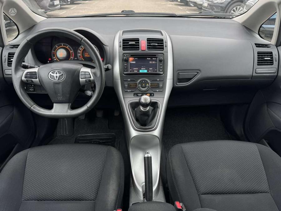 Pelēks Toyota Auris 2012 Viļņa, ar dzinēja tilpumu 2.00 L un nobraukumu 212 tūkst. km par 3490 €, foto 25 vietnē AUTOMOTO.COM.LV