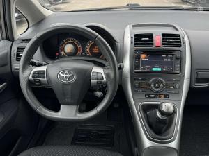 Pelēks Toyota Auris 2012 Viļņa, ar dzinēja tilpumu 2.00 L un nobraukumu 212 tūkst. km par 3490 €, foto 26 vietnē AUTOMOTO.COM.LV