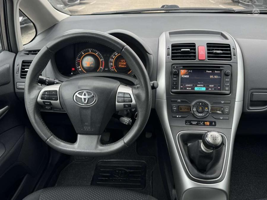 Pelēks Toyota Auris 2012 Viļņa, ar dzinēja tilpumu 2.00 L un nobraukumu 212 tūkst. km par 3490 €, foto 26 vietnē AUTOMOTO.COM.LV