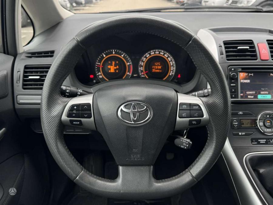 Pelēks Toyota Auris 2012 Viļņa, ar dzinēja tilpumu 2.00 L un nobraukumu 212 tūkst. km par 3490 €, foto 27 vietnē AUTOMOTO.COM.LV