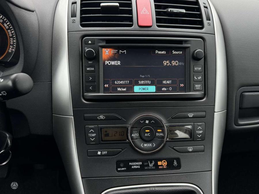 Pelēks Toyota Auris 2012 Viļņa, ar dzinēja tilpumu 2.00 L un nobraukumu 212 tūkst. km par 3490 €, foto 28 vietnē AUTOMOTO.COM.LV