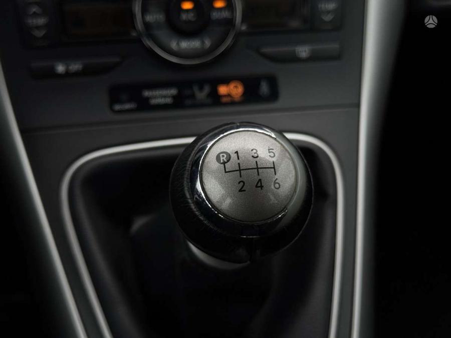 Pelēks Toyota Auris 2012 Viļņa, ar dzinēja tilpumu 2.00 L un nobraukumu 212 tūkst. km par 3490 €, foto 33 vietnē AUTOMOTO.COM.LV