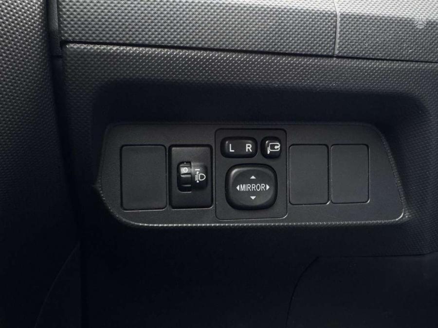 Pelēks Toyota Auris 2012 Viļņa, ar dzinēja tilpumu 2.00 L un nobraukumu 212 tūkst. km par 3490 €, foto 34 vietnē AUTOMOTO.COM.LV
