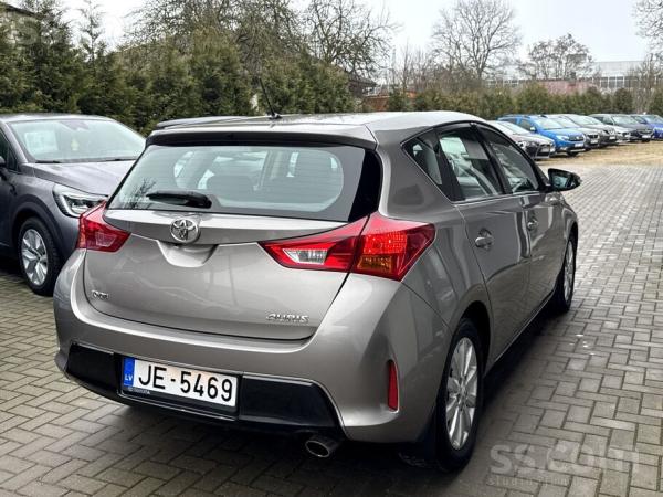Grey Toyota Auris 2013 in Riga, with an engine capacity of 1.60 L and mileage of 182 thousand km for 7200 €, photo 3 on AUTOMOTO.COM.LV