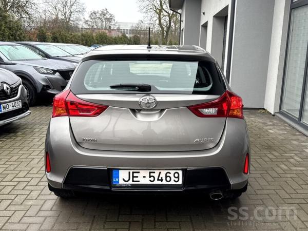 Grey Toyota Auris 2013 in Riga, with an engine capacity of 1.60 L and mileage of 182 thousand km for 7200 €, photo 5 on AUTOMOTO.COM.LV